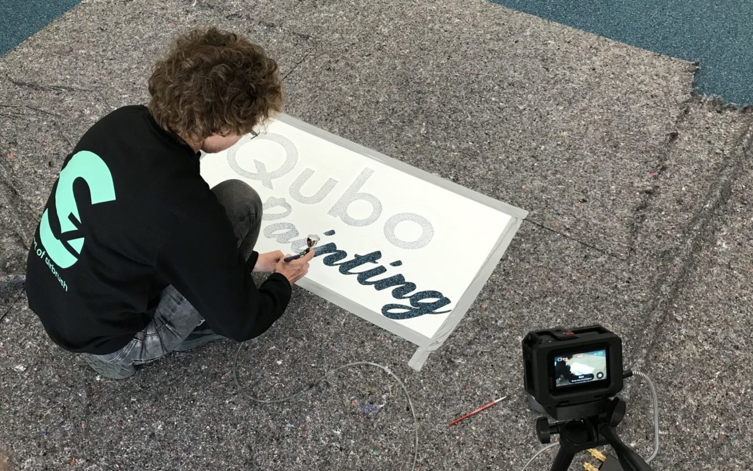 Qubo® Painting – Steinteppich Logo – Quarzkiesboden Zimmermann