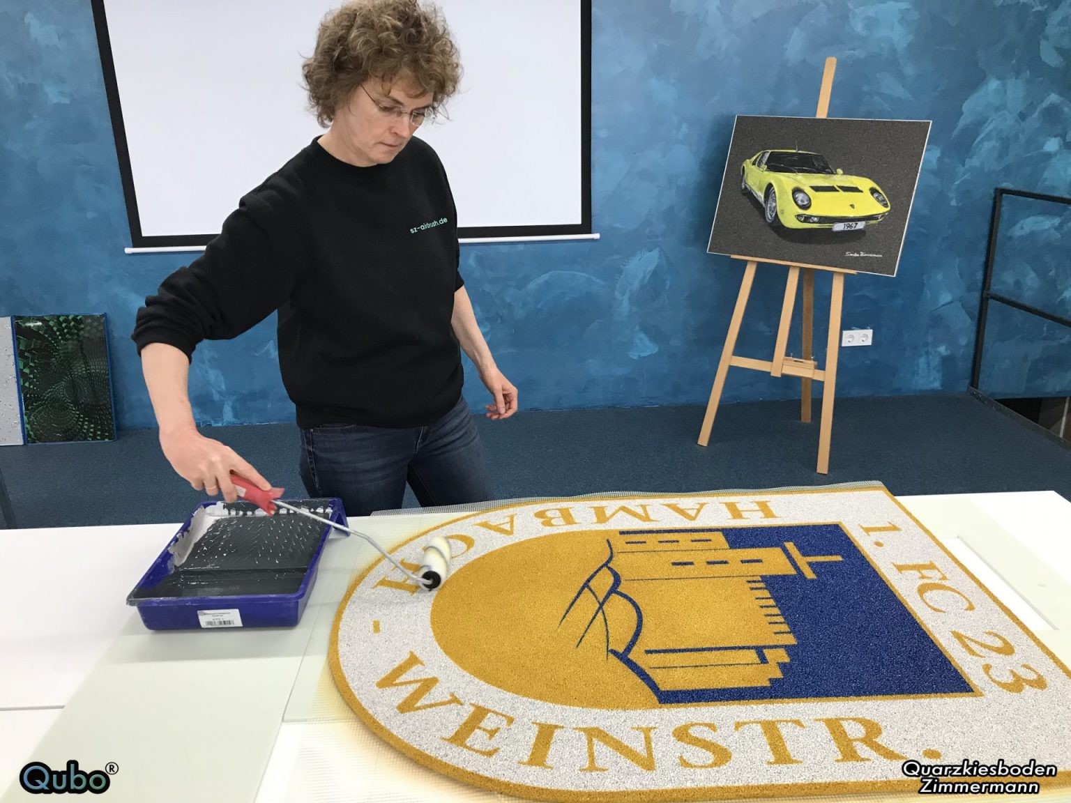 Qubo® Painting – Steinteppich Logo – Quarzkiesboden Zimmermann